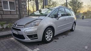 Pelēks Citroen Grand C4 Picasso 2012 Viļņa, ar dzinēja tilpumu 2.00 L un nobraukumu 376 tūkst. km par 3499 €, foto  vietnē AUTOMOTO.COM.LV