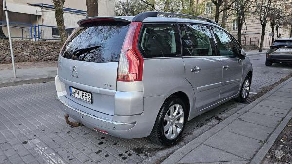 Grey Citroen Grand C4 Picasso 2012 in Vilnius, with an engine capacity of 2.00 L and mileage of 376 thousand km for 3499 €, photo 2 on AUTOMOTO.COM.LV