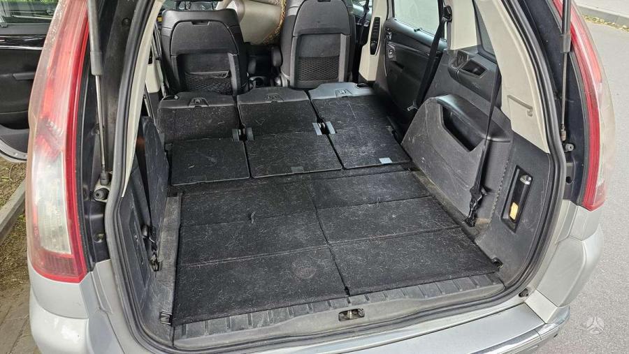 Pelēks Citroen Grand C4 Picasso 2012 Viļņa, ar dzinēja tilpumu 2.00 L un nobraukumu 376 tūkst. km par 3499 €, foto 7 vietnē AUTOMOTO.COM.LV
