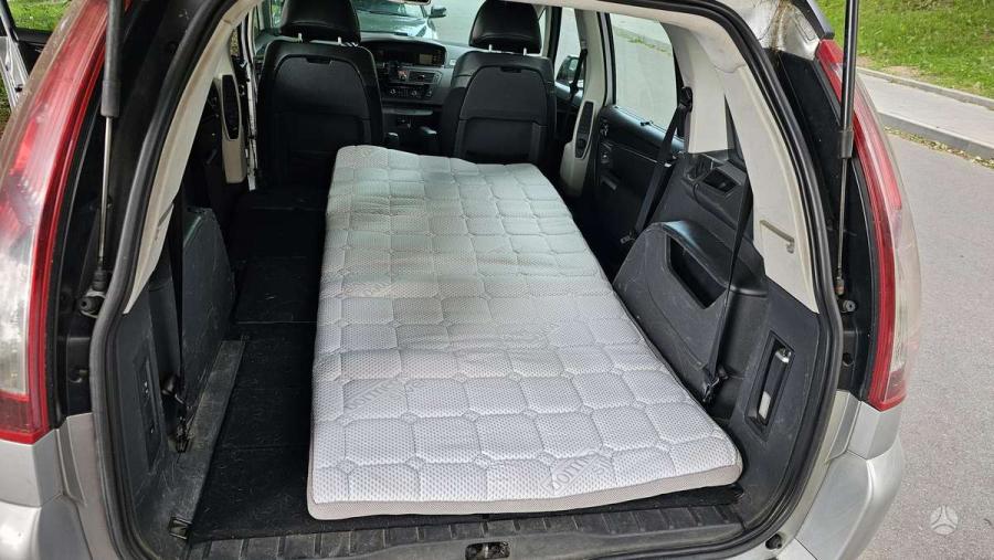 Pelēks Citroen Grand C4 Picasso 2012 Viļņa, ar dzinēja tilpumu 2.00 L un nobraukumu 376 tūkst. km par 3499 €, foto 8 vietnē AUTOMOTO.COM.LV