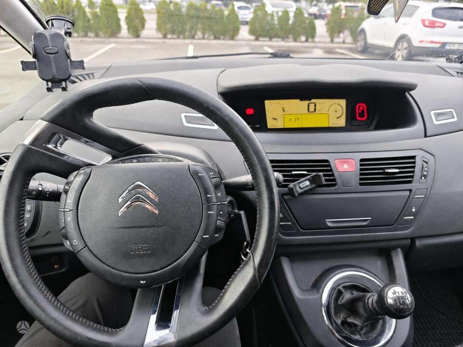 Grey Citroen Grand C4 Picasso 2012 in Kaunas, with an engine capacity of 1.56 L and mileage of 206 thousand km for 3590 €, photo 6 on AUTOMOTO.COM.LV