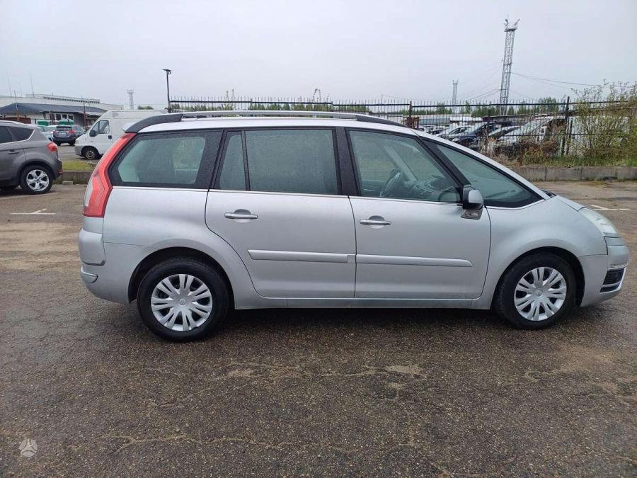 Grey Citroen Grand C4 Picasso 2012 in Panevezys, with an engine capacity of 1.56 L and mileage of 243 thousand km for 3250 €, photo 4 on AUTOMOTO.COM.LV
