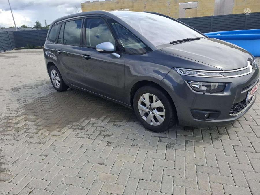 Grey Citroen Grand C4 Picasso 2014 in Taurage, with an engine capacity of 1.56 L and mileage of 366 thousand km for 3000 €, photo 3 on AUTOMOTO.COM.LV