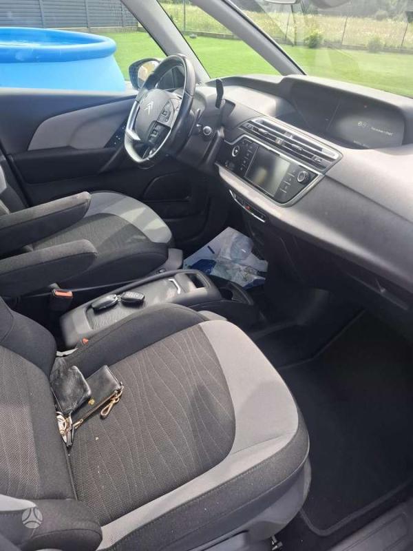 Grey Citroen Grand C4 Picasso 2014 in Taurage, with an engine capacity of 1.56 L and mileage of 366 thousand km for 3000 €, photo 6 on AUTOMOTO.COM.LV