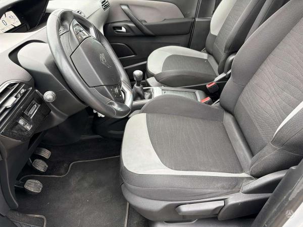 Grey Citroen Grand C4 Picasso 2014 in Utena, with an engine capacity of 1.56 L and mileage of 260 thousand km for 3990 €, photo 5 on AUTOMOTO.COM.LV
