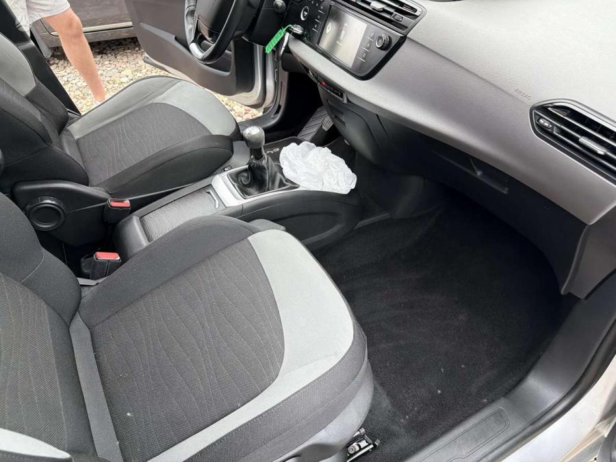 Grey Citroen Grand C4 Picasso 2014 in Utena, with an engine capacity of 1.56 L and mileage of 260 thousand km for 3990 €, photo 7 on AUTOMOTO.COM.LV