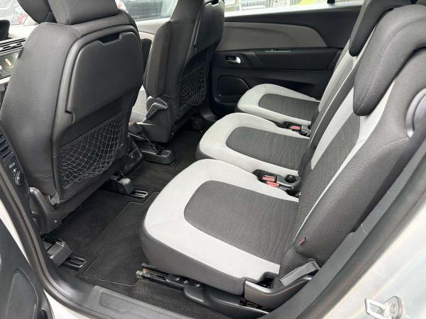 Grey Citroen Grand C4 Picasso 2014 in Utena, with an engine capacity of 1.56 L and mileage of 260 thousand km for 3990 €, photo 7 on AUTOMOTO.COM.LV