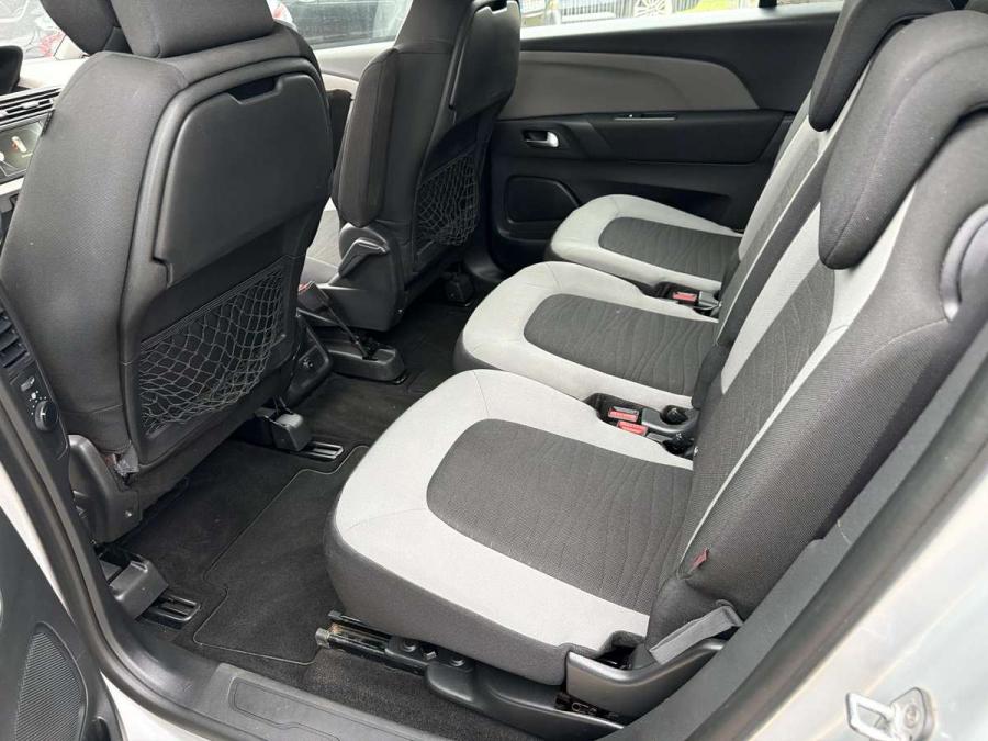 Grey Citroen Grand C4 Picasso 2014 in Utena, with an engine capacity of 1.56 L and mileage of 260 thousand km for 3990 €, photo 8 on AUTOMOTO.COM.LV