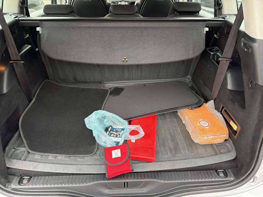 Grey Citroen Grand C4 Picasso 2014 in Utena, with an engine capacity of 1.56 L and mileage of 260 thousand km for 3990 €, photo 10 on AUTOMOTO.COM.LV
