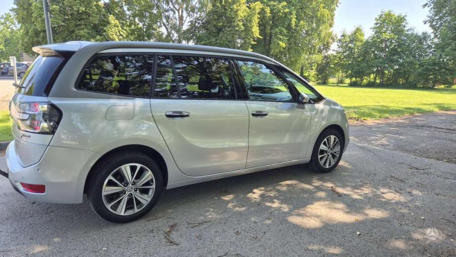 Grey Citroen Grand C4 Picasso 2014 in Taurage, with an engine capacity of 2.00 L and mileage of 255 thousand km for 5500 €, photo 6 on AUTOMOTO.COM.LV