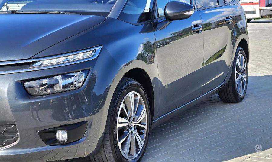 Grey Citroen Grand C4 Picasso 2014 in Taurage, with an engine capacity of 2.00 L and mileage of 263 thousand km for 5500 €, photo 3 on AUTOMOTO.COM.LV