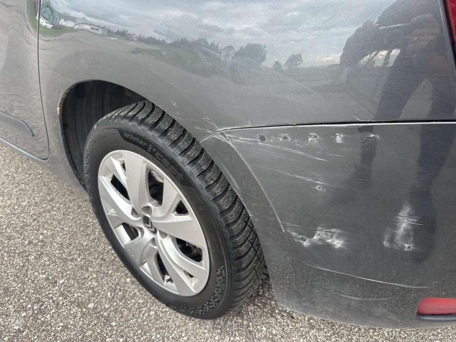 Grey Citroen Grand C4 Picasso 2014 in Marijampole, with an engine capacity of 1.56 L and mileage of 291 thousand km for 3000 €, photo 6 on AUTOMOTO.COM.LV