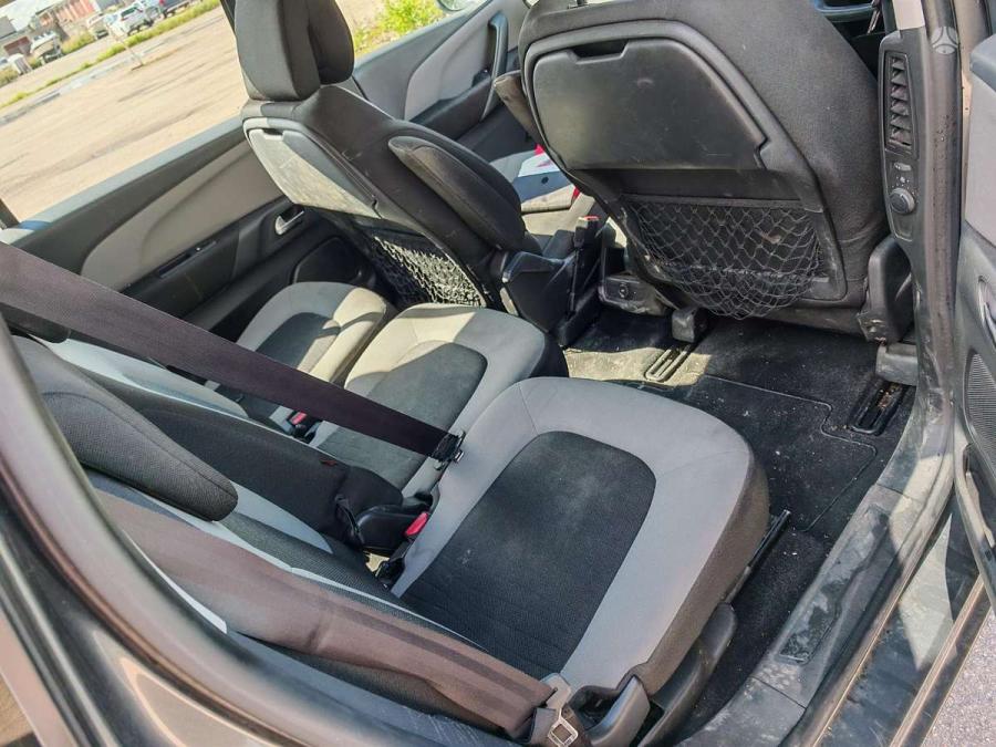 Pelēks Citroen Grand C4 Picasso 2015 Kauņa, ar dzinēja tilpumu 1.56 L un nobraukumu 174 tūkst. km par 2200 €, foto 28 vietnē AUTOMOTO.COM.LV