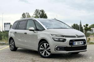 Grey Citroen Grand C4 Picasso 2016 in Taurage, with an engine capacity of 1.20 L and mileage of 199 thousand km for 7200 €, photo 3 on AUTOMOTO.COM.LV