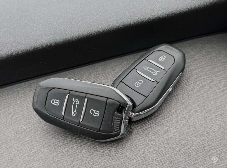 Grey Citroen Grand C4 Picasso 2016 in Taurage, with an engine capacity of 1.20 L and mileage of 199 thousand km for 7200 €, photo 40 on AUTOMOTO.COM.LV