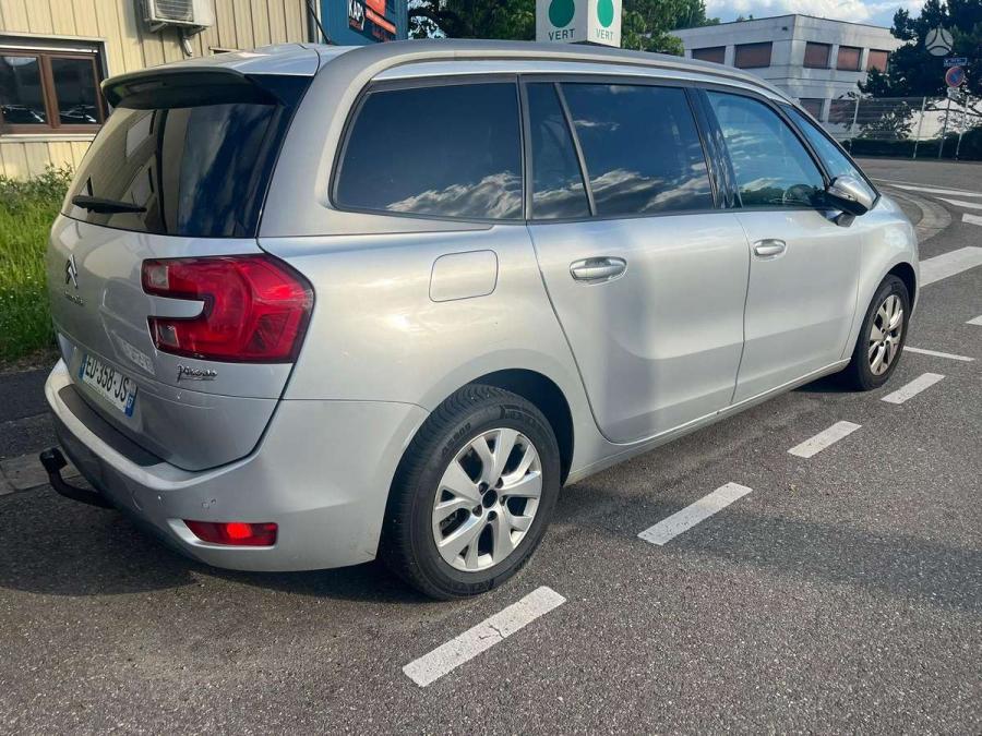 Grey Citroen Grand C4 Picasso 2016 in Taurage, with an engine capacity of 1.20 L and mileage of 190 thousand km for 5200 €, photo 3 on AUTOMOTO.COM.LV