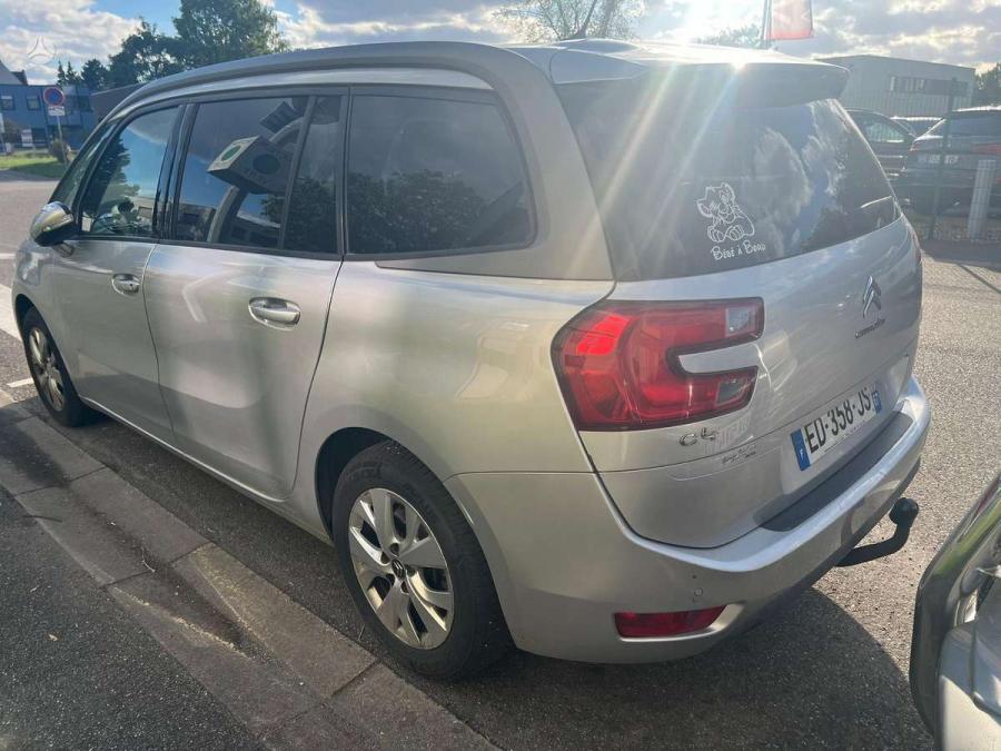 Grey Citroen Grand C4 Picasso 2016 in Taurage, with an engine capacity of 1.20 L and mileage of 190 thousand km for 5200 €, photo 4 on AUTOMOTO.COM.LV