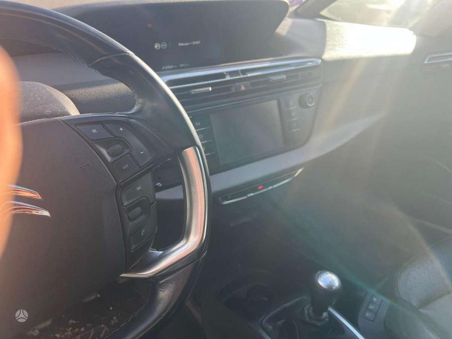 Grey Citroen Grand C4 Picasso 2016 in Taurage, with an engine capacity of 1.20 L and mileage of 190 thousand km for 5200 €, photo 5 on AUTOMOTO.COM.LV