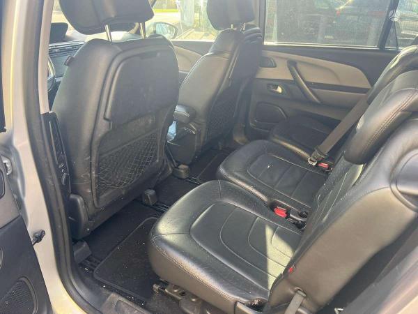 Grey Citroen Grand C4 Picasso 2016 in Taurage, with an engine capacity of 1.20 L and mileage of 190 thousand km for 5200 €, photo 5 on AUTOMOTO.COM.LV