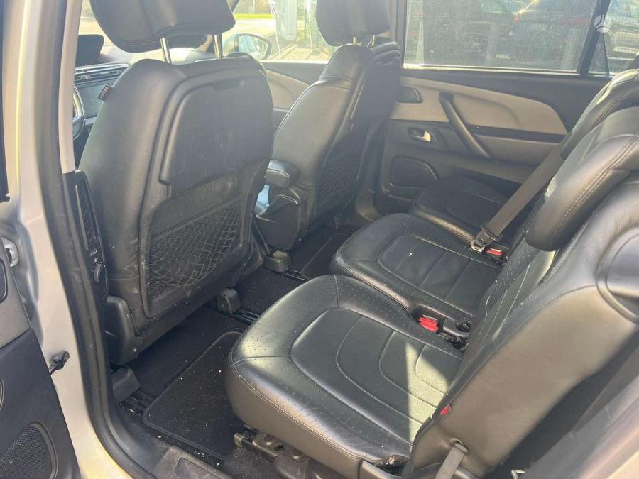 Grey Citroen Grand C4 Picasso 2016 in Taurage, with an engine capacity of 1.20 L and mileage of 190 thousand km for 5200 €, photo 6 on AUTOMOTO.COM.LV