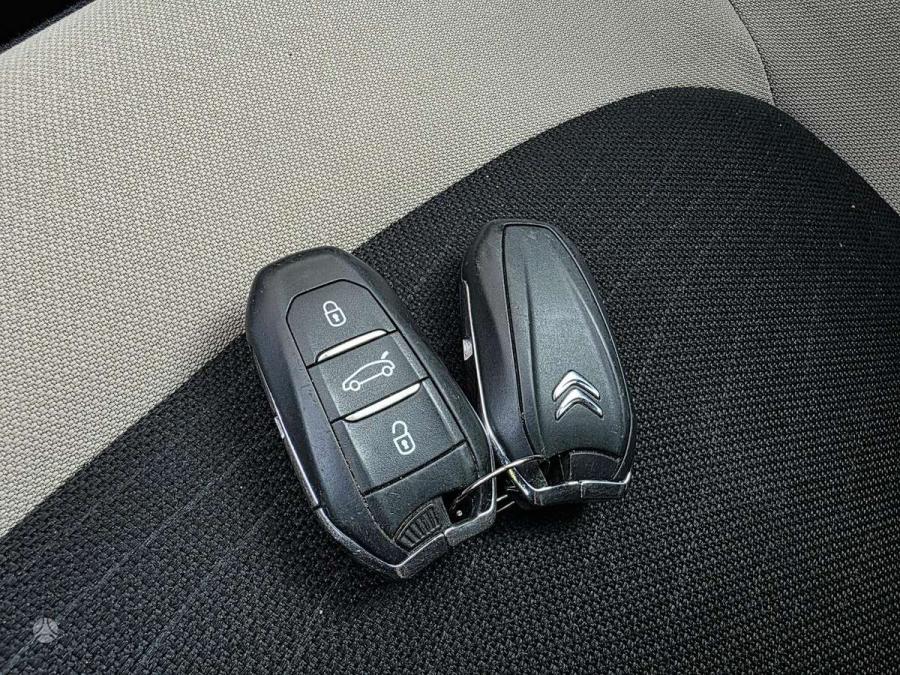 Grey Citroen Grand C4 Picasso 2016 in Siauliai, with an engine capacity of 1.56 L and mileage of 202 thousand km for 5900 €, photo 28 on AUTOMOTO.COM.LV