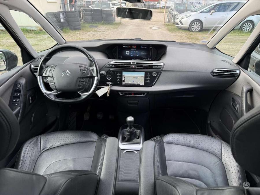 Grey Citroen Grand C4 Picasso 2016 in Vilnius, with an engine capacity of 1.56 L and mileage of 223 thousand km for 6600 €, photo 4 on AUTOMOTO.COM.LV