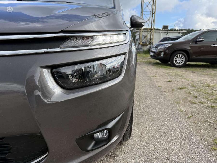 Grey Citroen Grand C4 Picasso 2016 in Vilnius, with an engine capacity of 1.56 L and mileage of 223 thousand km for 6600 €, photo 5 on AUTOMOTO.COM.LV