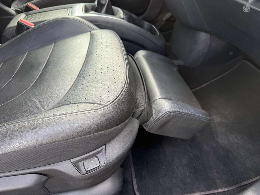 Grey Citroen Grand C4 Picasso 2016 in Vilnius, with an engine capacity of 1.56 L and mileage of 223 thousand km for 6600 €, photo 23 on AUTOMOTO.COM.LV