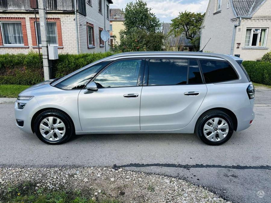 Grey Citroen Grand C4 Picasso 2016 in Prienai, with an engine capacity of 1.56 L and mileage of 247 thousand km for 5499 €, photo 3 on AUTOMOTO.COM.LV