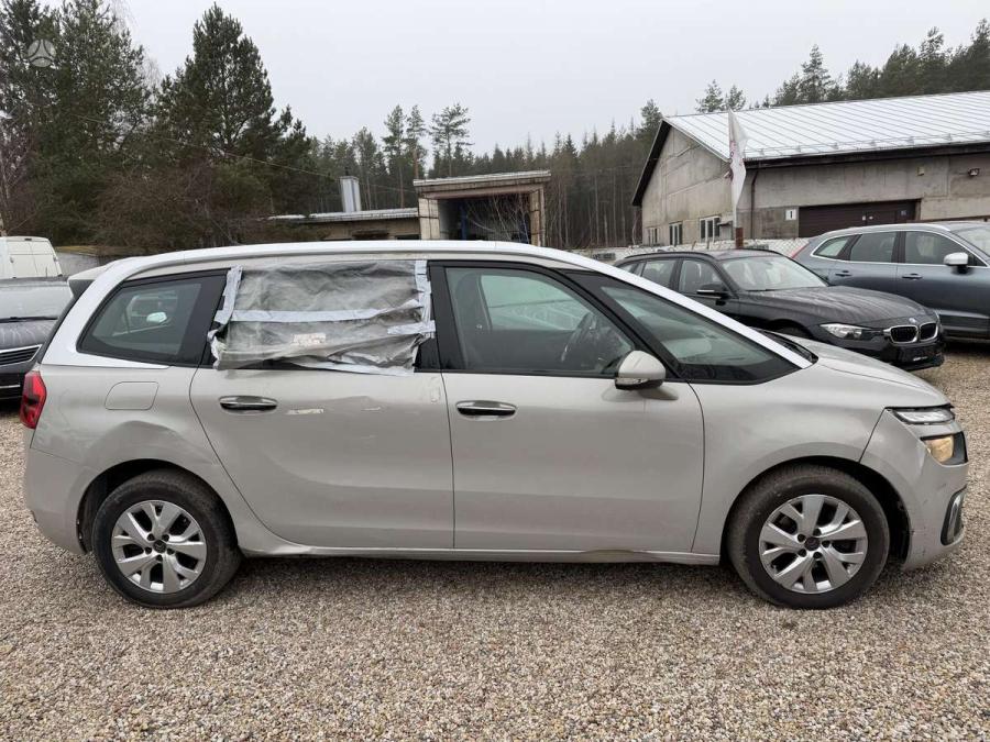 Grey Citroen Grand C4 Picasso 2017 in Ukmerge, with an engine capacity of 1.56 L and mileage of 164 thousand km for 3999 €, photo 4 on AUTOMOTO.COM.LV