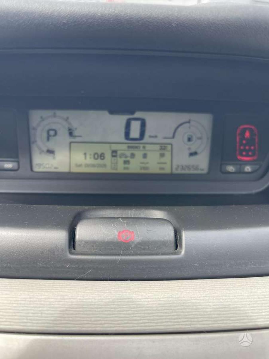 Sarkans Citroen Grand C4 Picasso 2008 Viļņa, ar dzinēja tilpumu 2.00 L un nobraukumu 230 tūkst. km par 2300 €, foto 18 vietnē AUTOMOTO.COM.LV