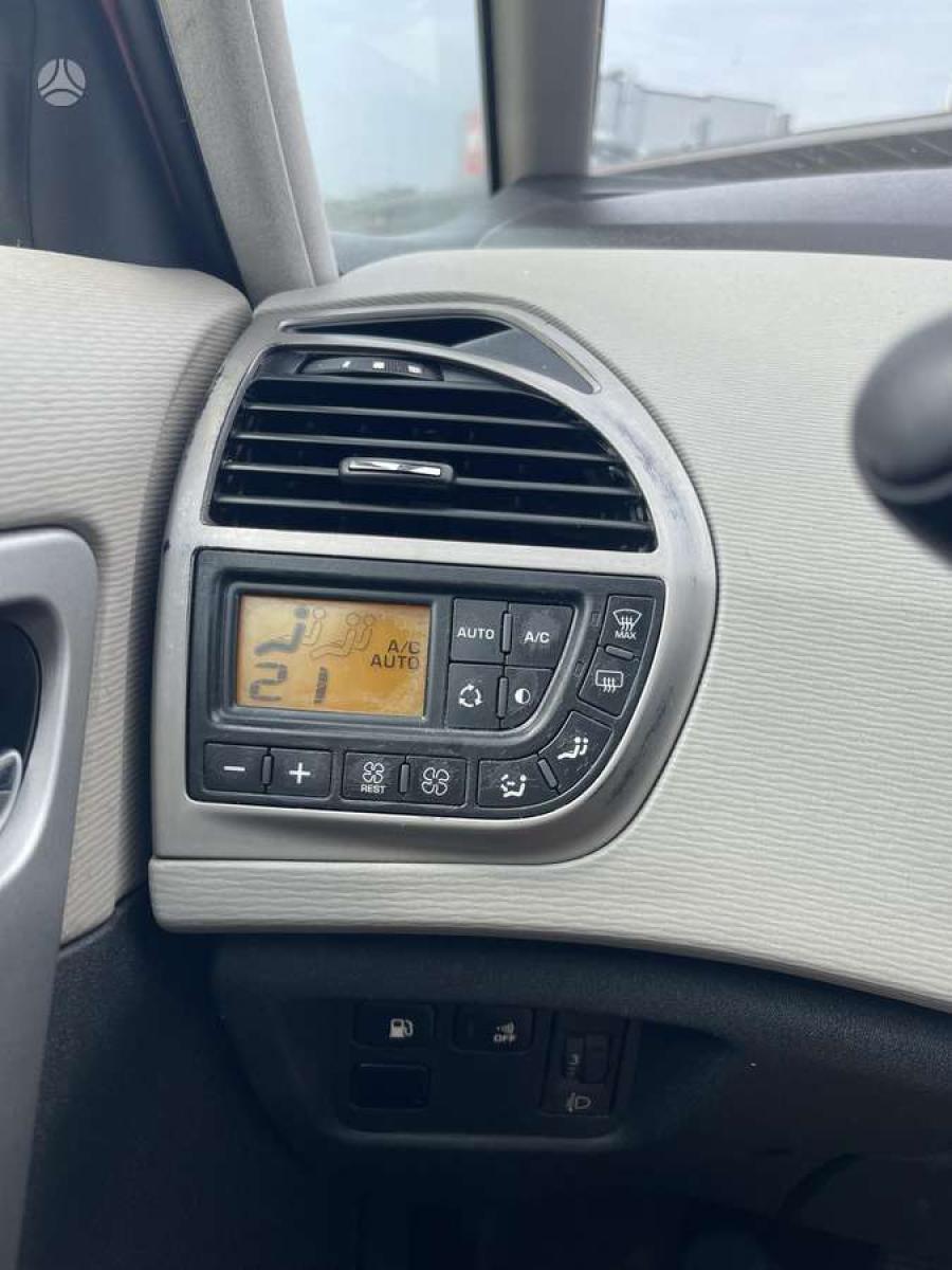 Sarkans Citroen Grand C4 Picasso 2008 Viļņa, ar dzinēja tilpumu 2.00 L un nobraukumu 230 tūkst. km par 2300 €, foto 20 vietnē AUTOMOTO.COM.LV