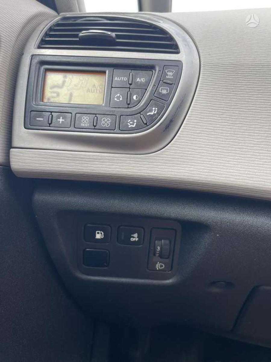 Sarkans Citroen Grand C4 Picasso 2008 Viļņa, ar dzinēja tilpumu 2.00 L un nobraukumu 230 tūkst. km par 2300 €, foto 22 vietnē AUTOMOTO.COM.LV