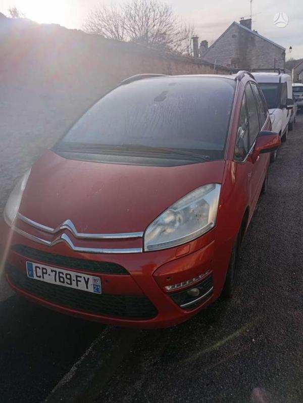 Red Citroen Grand C4 Picasso 2012 in Taurage, with an engine capacity of 2.00 L and mileage of 250 thousand km for 2050 €, photo 2 on AUTOMOTO.COM.LV