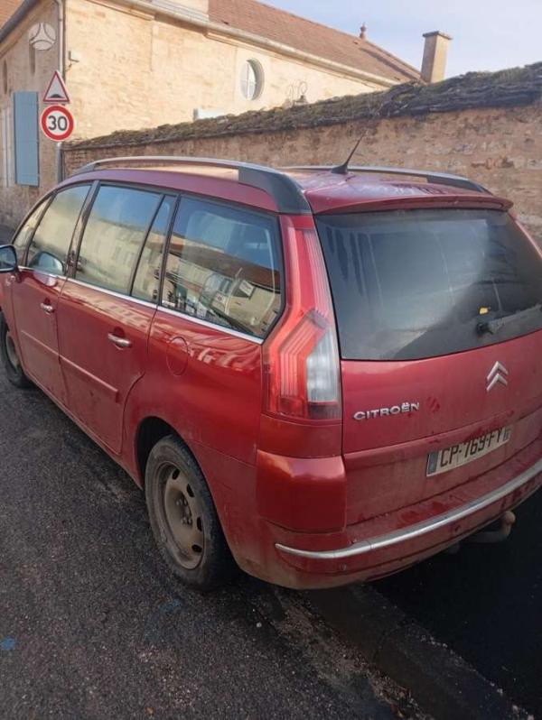 Red Citroen Grand C4 Picasso 2012 in Taurage, with an engine capacity of 2.00 L and mileage of 250 thousand km for 2050 €, photo 4 on AUTOMOTO.COM.LV