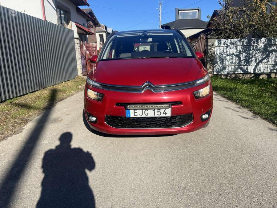 Red Citroen Grand C4 Picasso 2014 in Kaunas, with an engine capacity of 1.60 L and mileage of 230 thousand km for 4900 €, photo 2 on AUTOMOTO.COM.LV