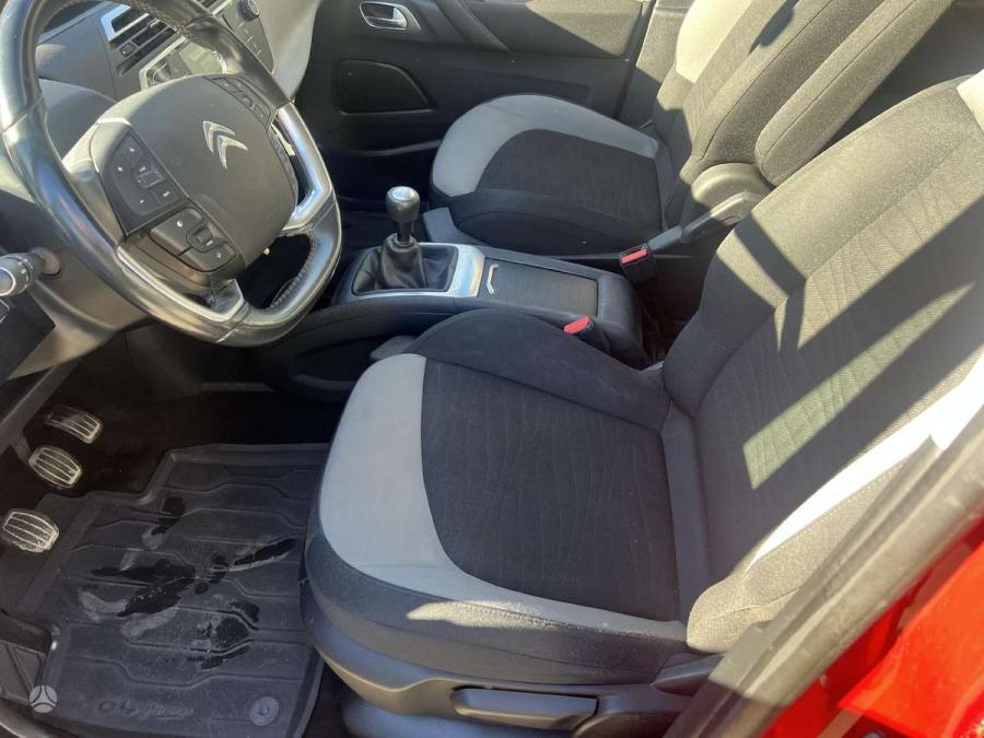 Red Citroen Grand C4 Picasso 2014 in Kaunas, with an engine capacity of 1.60 L and mileage of 230 thousand km for 4900 €, photo 9 on AUTOMOTO.COM.LV