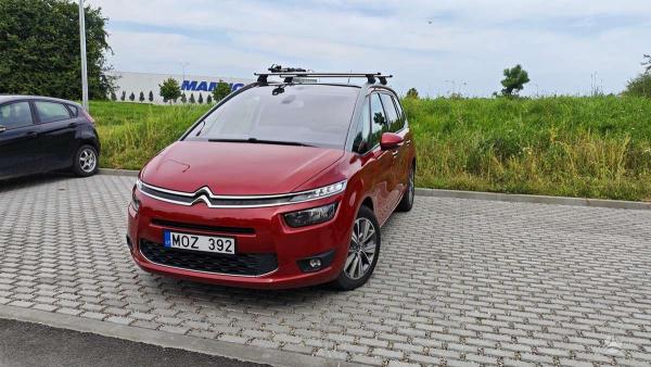Red Citroen Grand C4 Picasso 2015 in Klaipeda, with an engine capacity of 1.56 L and mileage of 272 thousand km for 5350 €, photo 1 on AUTOMOTO.COM.LV
