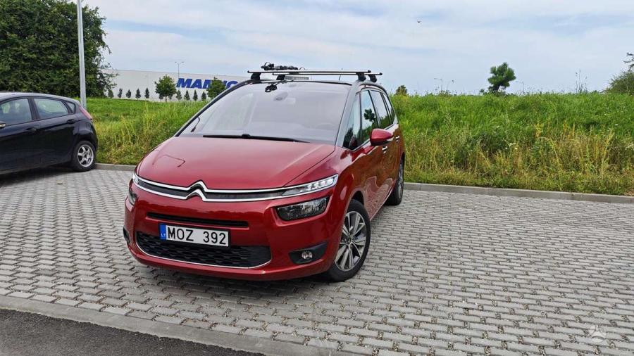 Red Citroen Grand C4 Picasso 2015 in Klaipeda, with an engine capacity of 1.56 L and mileage of 272 thousand km for 5350 €, photo 1 on AUTOMOTO.COM.LV