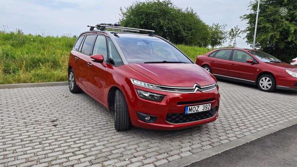 Red Citroen Grand C4 Picasso 2015 in Klaipeda, with an engine capacity of 1.56 L and mileage of 272 thousand km for 5350 €, photo 2 on AUTOMOTO.COM.LV