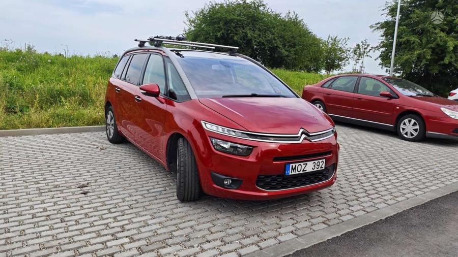 Red Citroen Grand C4 Picasso 2015 in Klaipeda, with an engine capacity of 1.56 L and mileage of 272 thousand km for 5350 €, photo 3 on AUTOMOTO.COM.LV