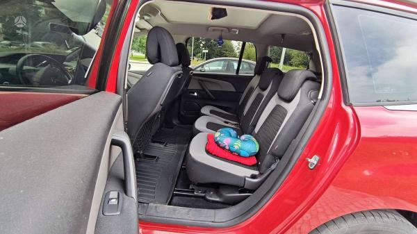 Red Citroen Grand C4 Picasso 2015 in Klaipeda, with an engine capacity of 1.56 L and mileage of 272 thousand km for 5350 €, photo 6 on AUTOMOTO.COM.LV