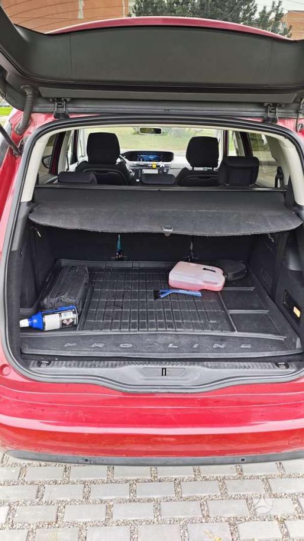 Red Citroen Grand C4 Picasso 2015 in Klaipeda, with an engine capacity of 1.56 L and mileage of 272 thousand km for 5350 €, photo 10 on AUTOMOTO.COM.LV