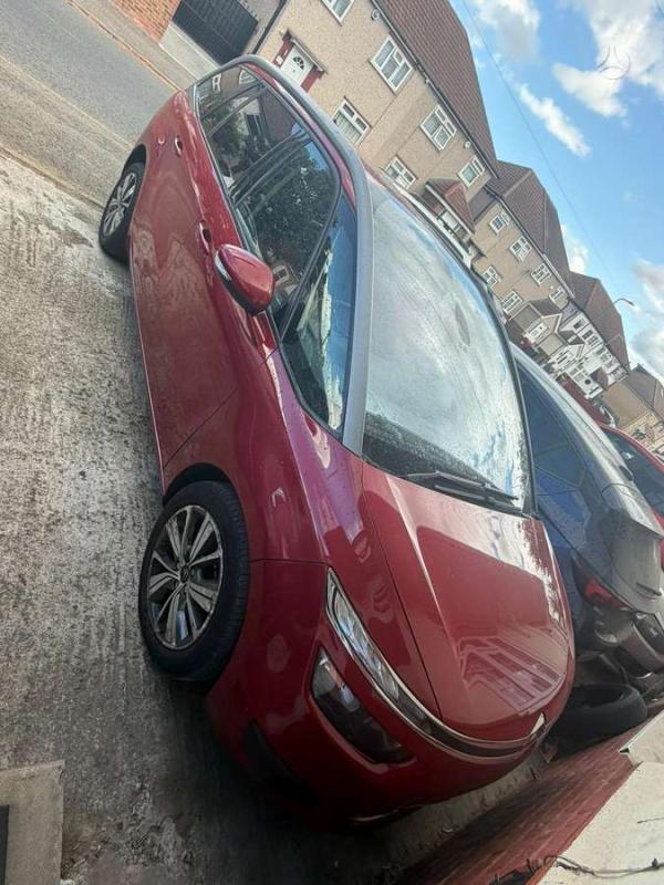 Red Citroen Grand C4 Picasso 2016 in Siauliai, with an engine capacity of 1.56 L and mileage of 200 thousand km for 2799 €, photo 2 on AUTOMOTO.COM.LV