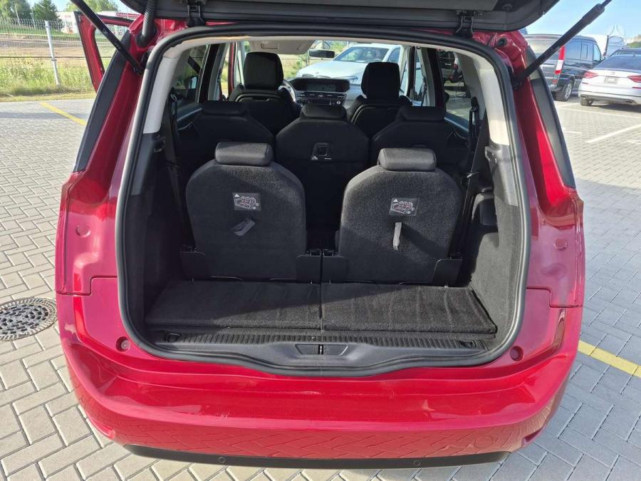 Red Citroen Grand C4 Picasso 2018 in Taurage, with an engine capacity of 1.56 L and mileage of 240 thousand km for 6500 €, photo 13 on AUTOMOTO.COM.LV