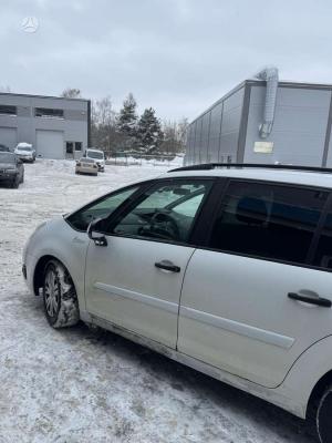 Balts Citroen Grand C4 Picasso 2010 Viļņa, ar dzinēja tilpumu 1.56 L un nobraukumu 305 tūkst. km par 1890 €, foto 5 vietnē AUTOMOTO.COM.LV