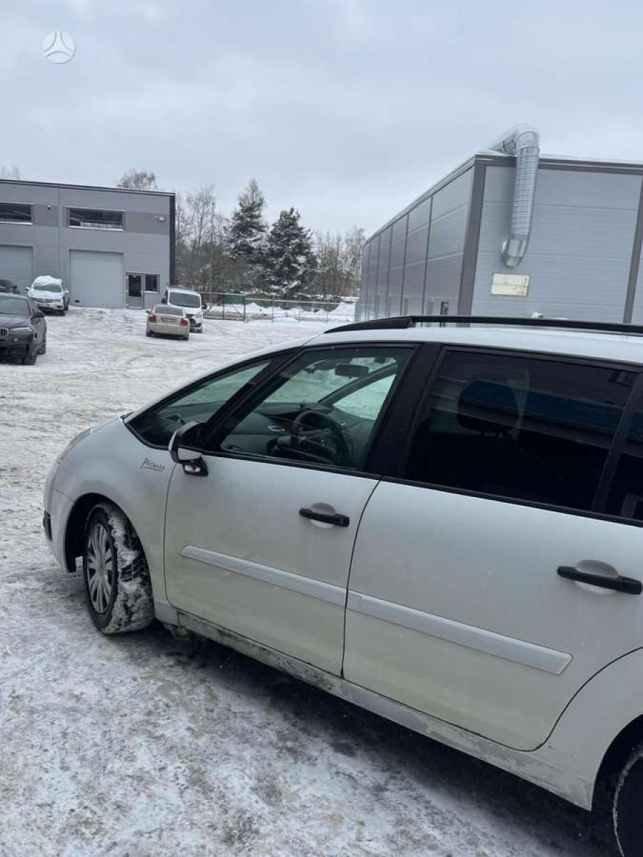 Balts Citroen Grand C4 Picasso 2010 Viļņa, ar dzinēja tilpumu 1.56 L un nobraukumu 305 tūkst. km par 1890 €, foto 5 vietnē AUTOMOTO.COM.LV