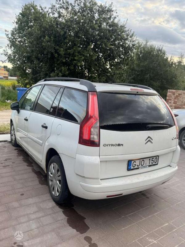 Citroen Grand C4 Picasso 2010 Viļņa vietnē Balts Citroen Grand C4 Picasso 2010 Viļņa, ar dzinēja tilpumu 1.56 L un nobraukumu 305 tūkst. km par 999 €, foto 6 vietnē AUTOMOTO.COM.LV