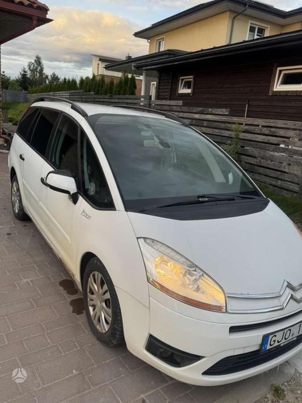 Citroen Grand C4 Picasso 2010 Viļņa vietnē Balts Citroen Grand C4 Picasso 2010 Viļņa, ar dzinēja tilpumu 1.56 L un nobraukumu 305 tūkst. km par 999 €, foto 10 vietnē AUTOMOTO.COM.LV