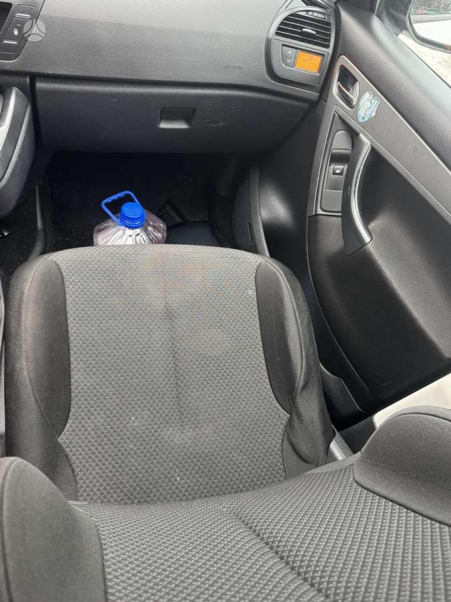 Balts Citroen Grand C4 Picasso 2010 Viļņa, ar dzinēja tilpumu 1.56 L un nobraukumu 305 tūkst. km par 999 €, foto 12 vietnē AUTOMOTO.COM.LV